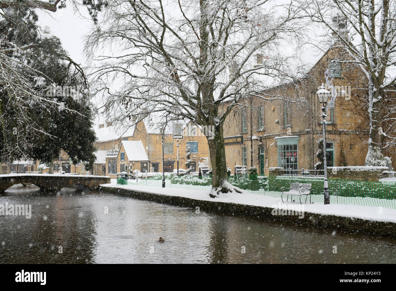 Falling snow and the Kingsbridge pub in Bourton on the Water, Cotswolds ...
