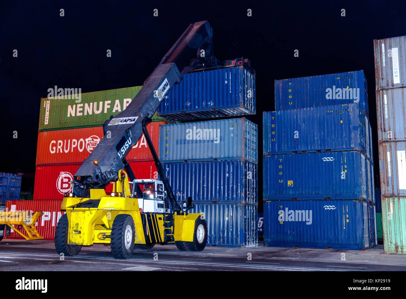 Truck lifting shipping containers hi-res stock photography and images ...