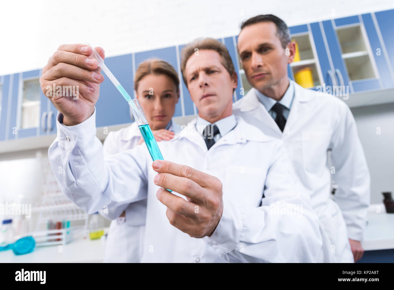 Scientists hands hi-res stock photography and images - Alamy