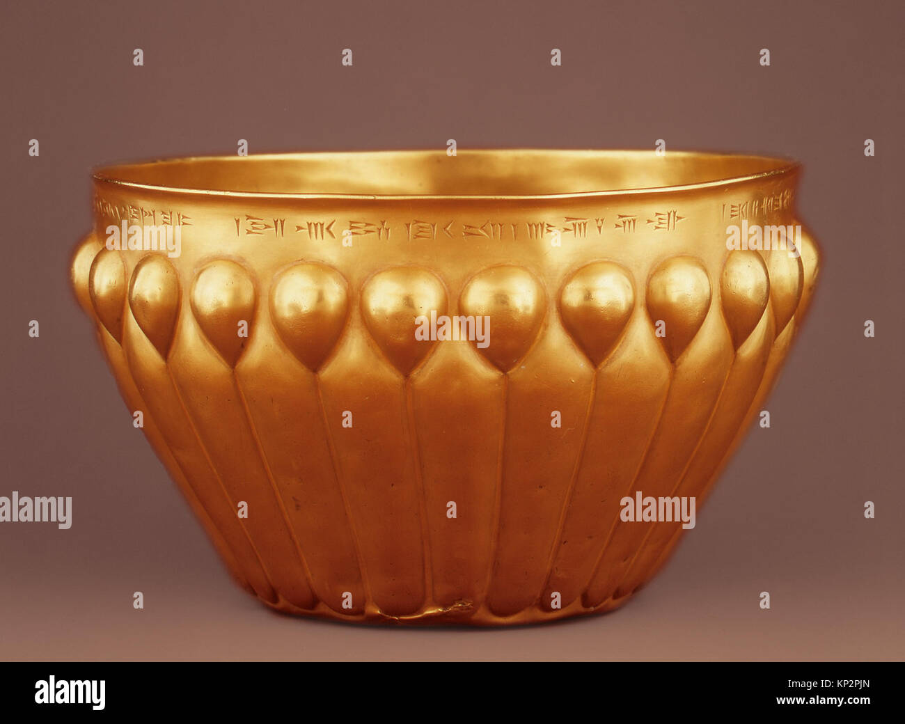 Fluted bowl hi-res stock photography and images - Alamy
