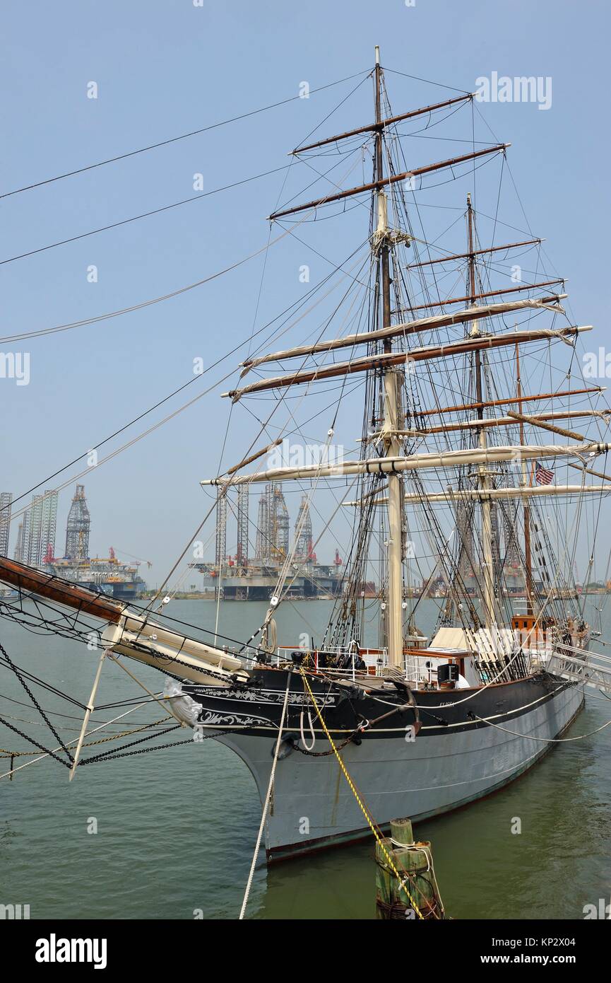 Three masted sailing ship in port hi-res stock photography and images ...