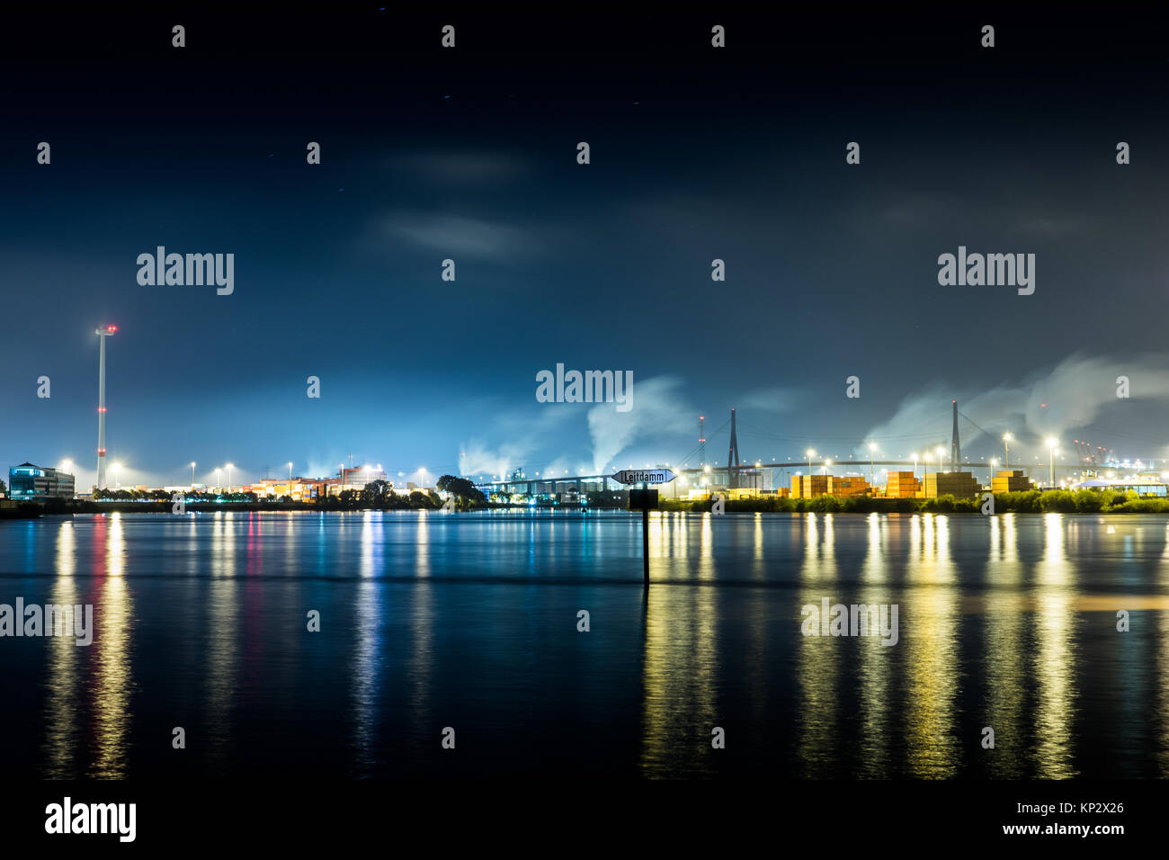 Shipping container night hi-res stock photography and images - Alamy