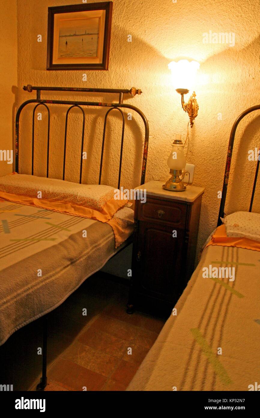 Old fashioned beds hi-res stock photography and images - Alamy