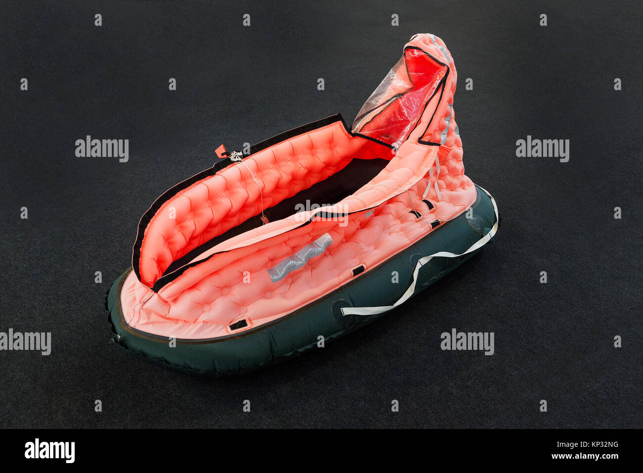 Aircraft emergency inflatable raft hi-res stock photography and images ...