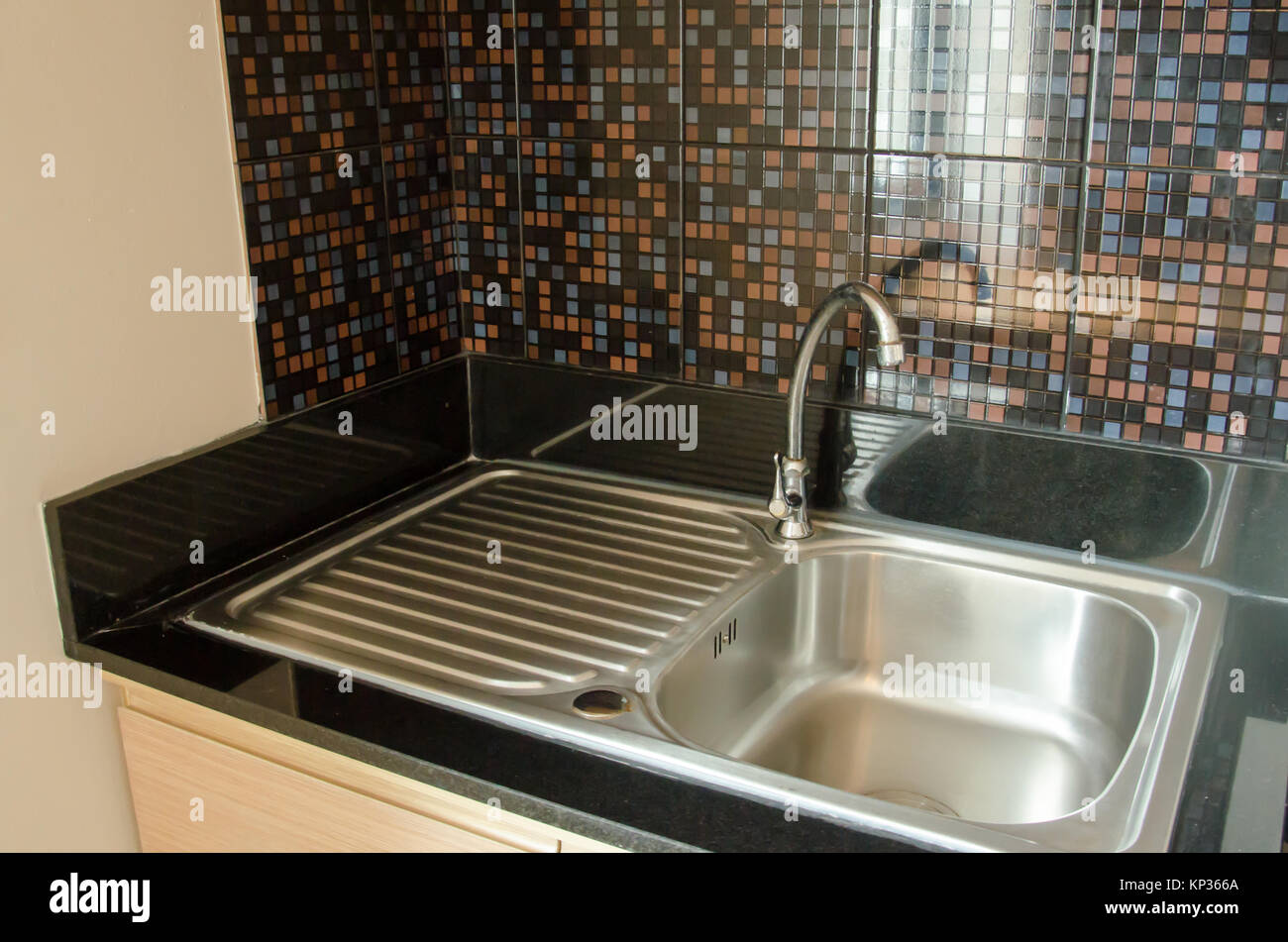 Water tap and sink in a modern kitchen Stock Photo - Alamy