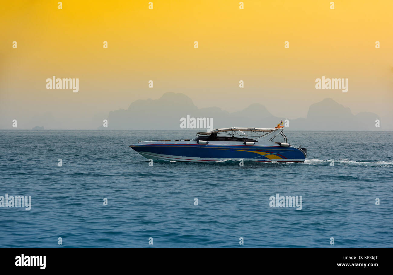 Fast boats hi-res stock photography and images - Alamy