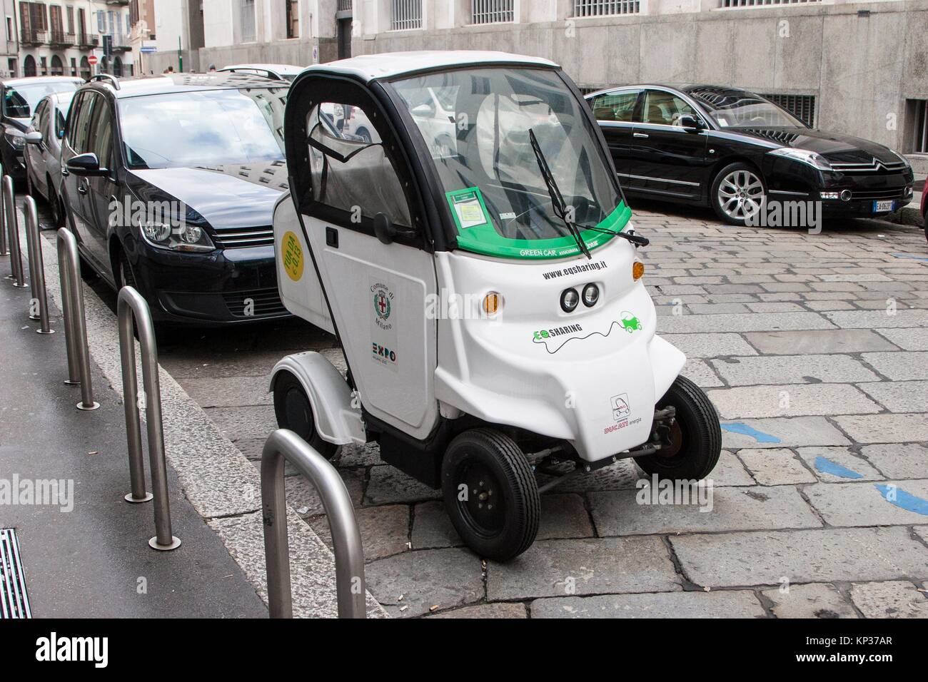 Electric car italy street hi-res stock photography and images - Alamy