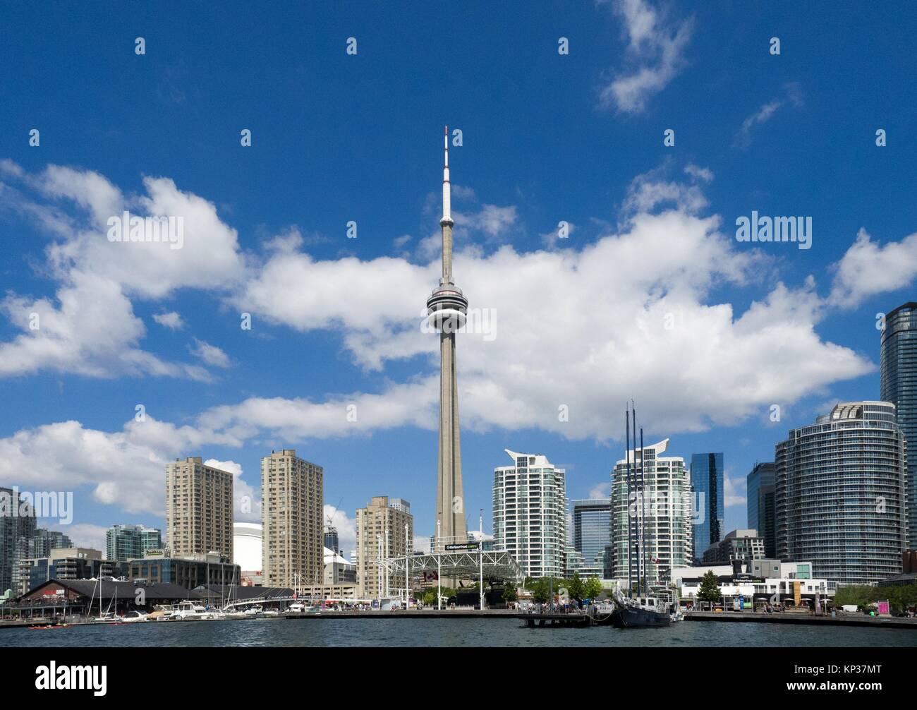 Cn tower toronto skyline blue sky hi-res stock photography and images ...