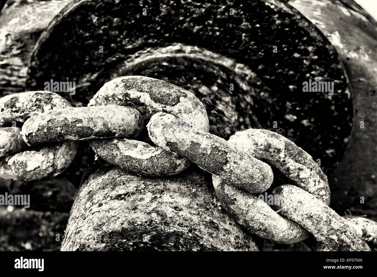 Old chain design hi-res stock photography and images - Alamy