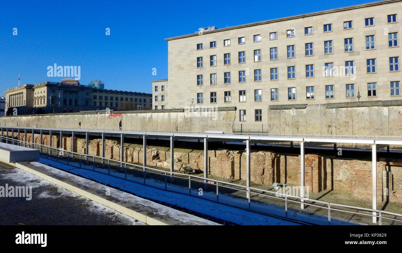 Mauer of berlin 1961 hi-res stock photography and images - Alamy