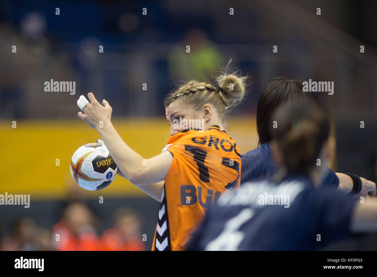 Magdeburg, Germany. 11th Dec, 2017. Netherlands' Nycke Groot (l) in ...