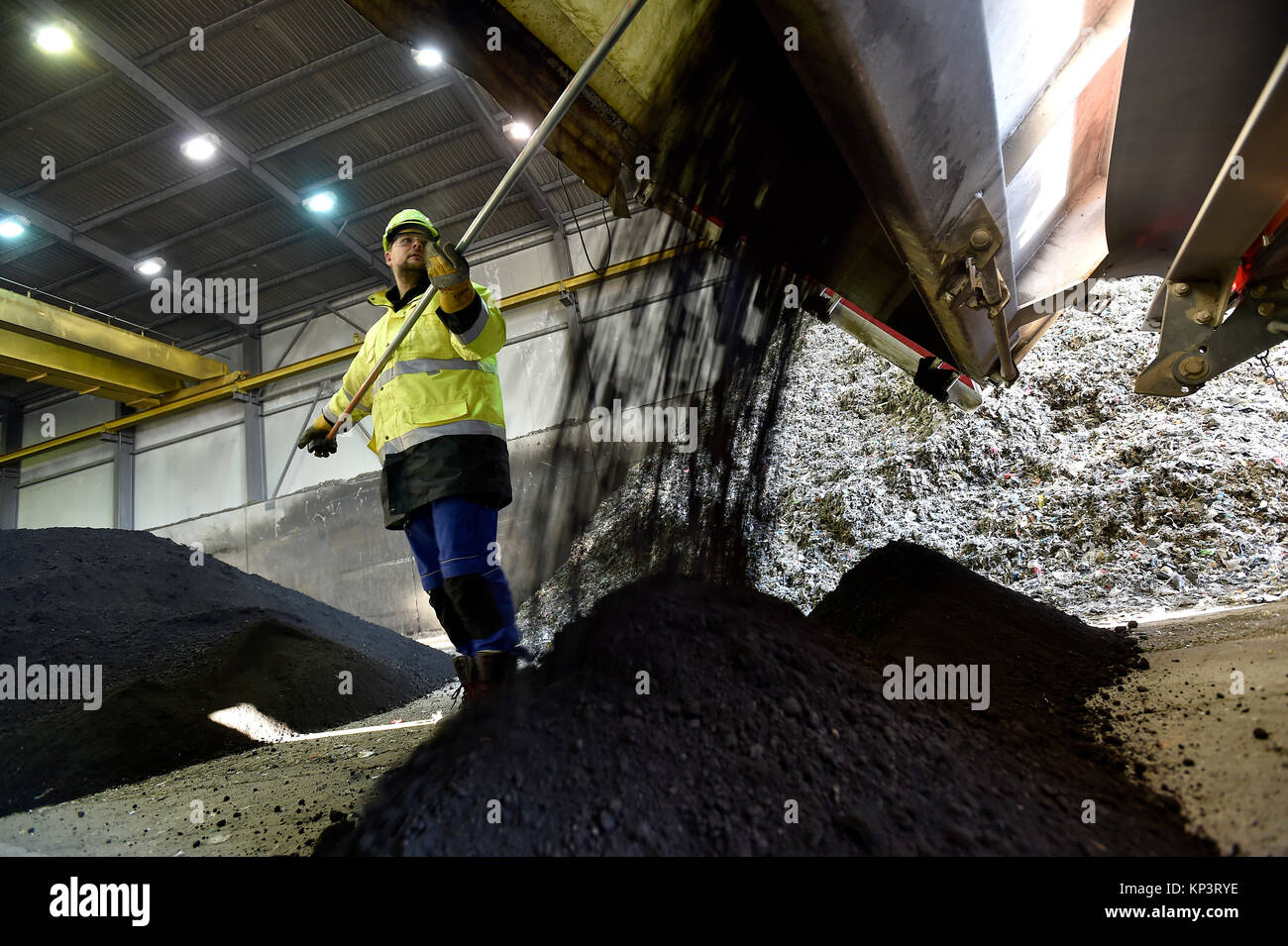 Cizkovice, Czech Republic. 13th Dec, 2017. Unloading of a very last ...