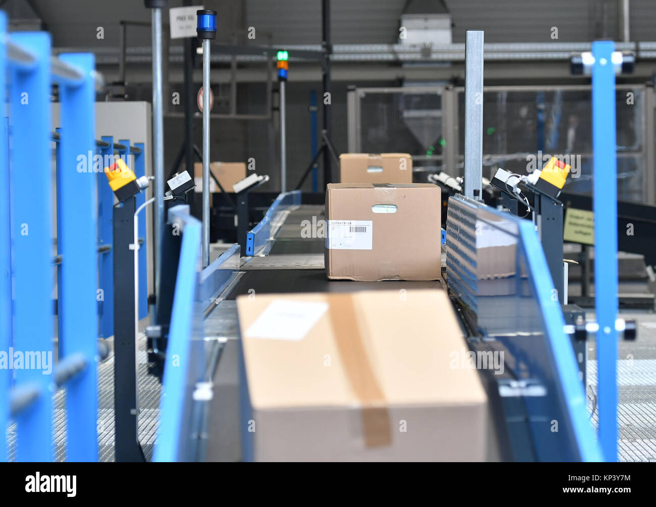 Ketzin, Germany. 13th Dec, 2017. Packages lie on a conveyor belt at the ...