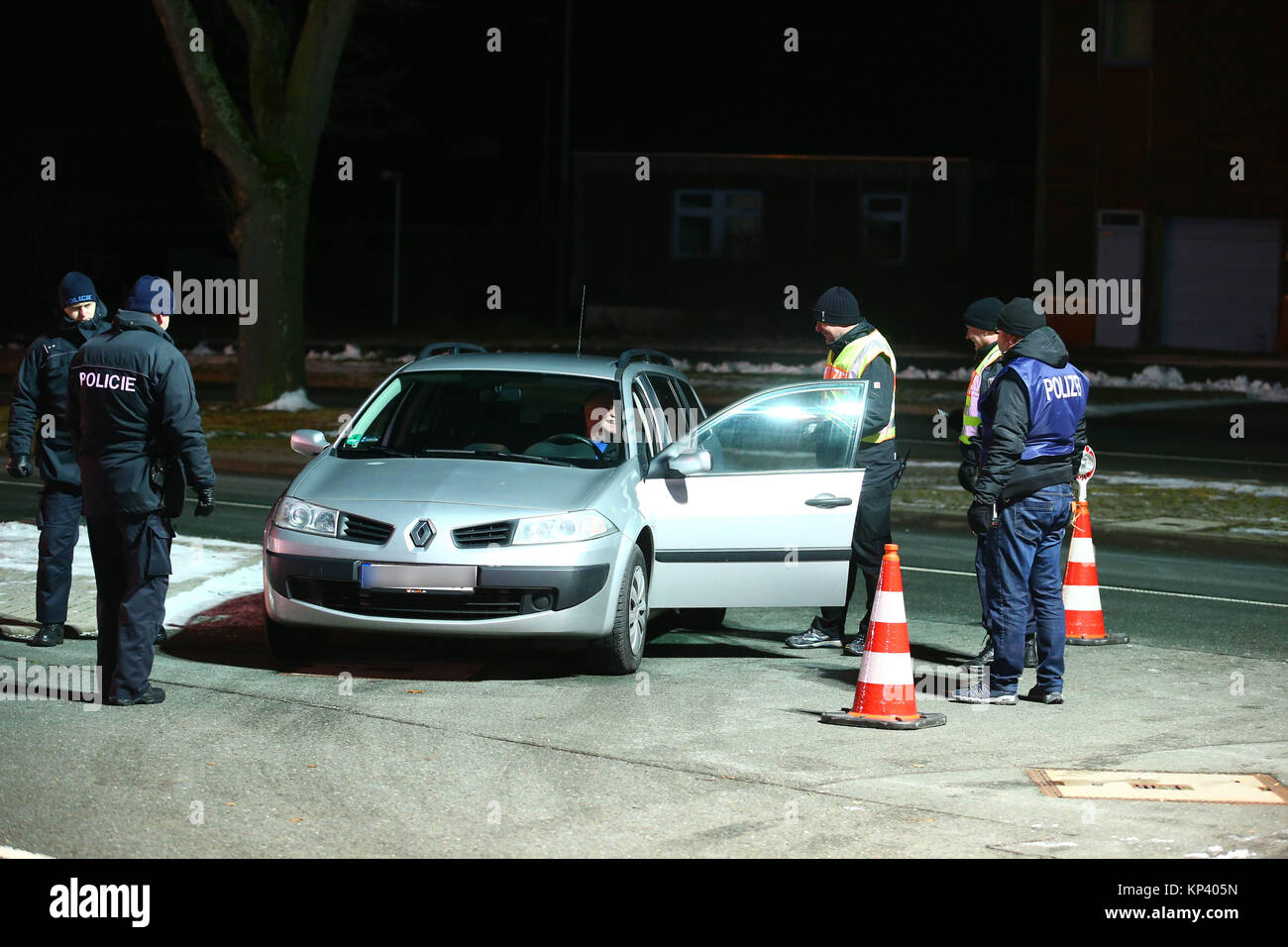 Schoenberg, Germany. 13th Dec, 2017. German customs officers and police ...