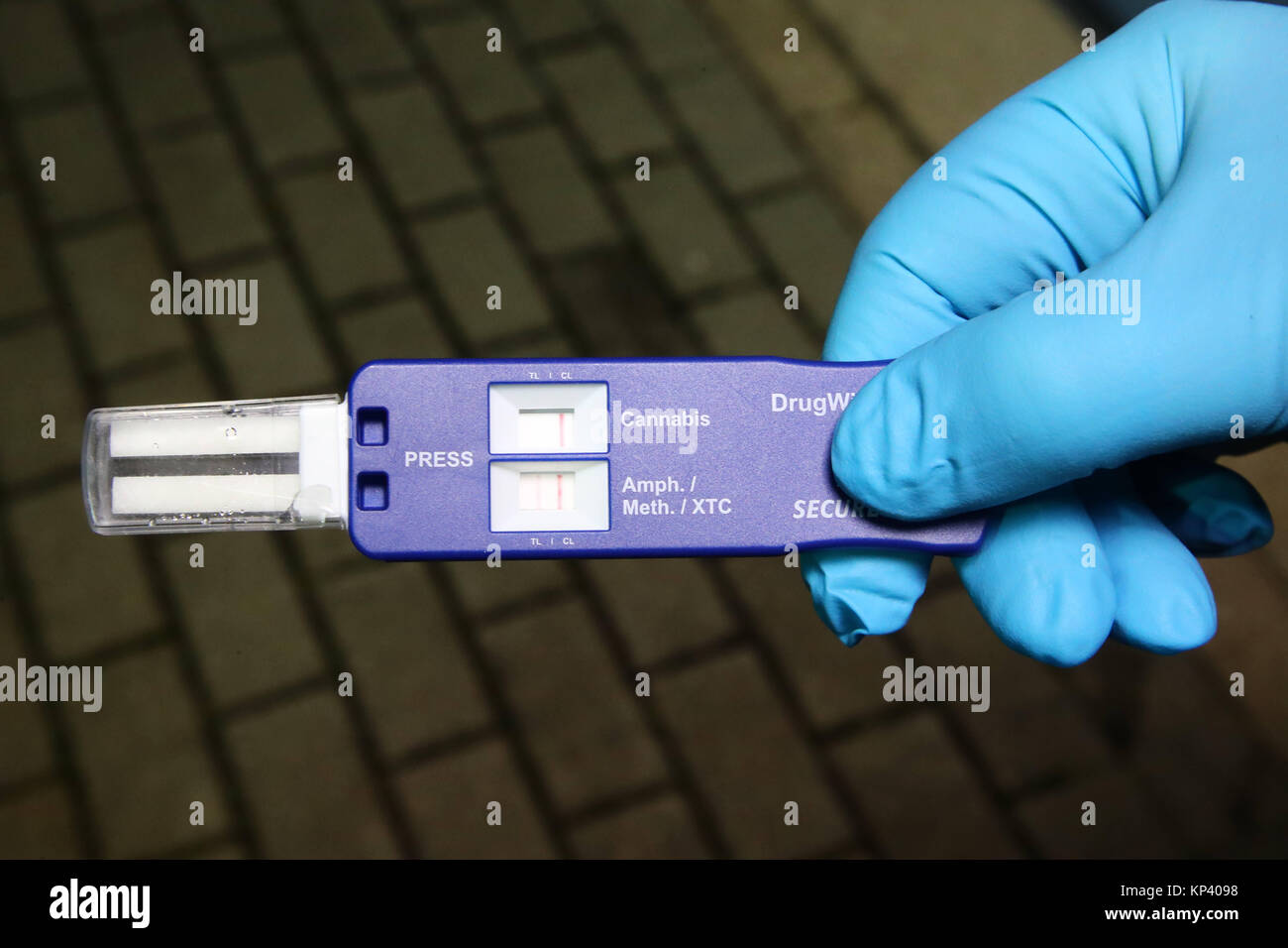 Schoenberg, Germany. 13th Dec, 2017. A customs officer shows a positive ...