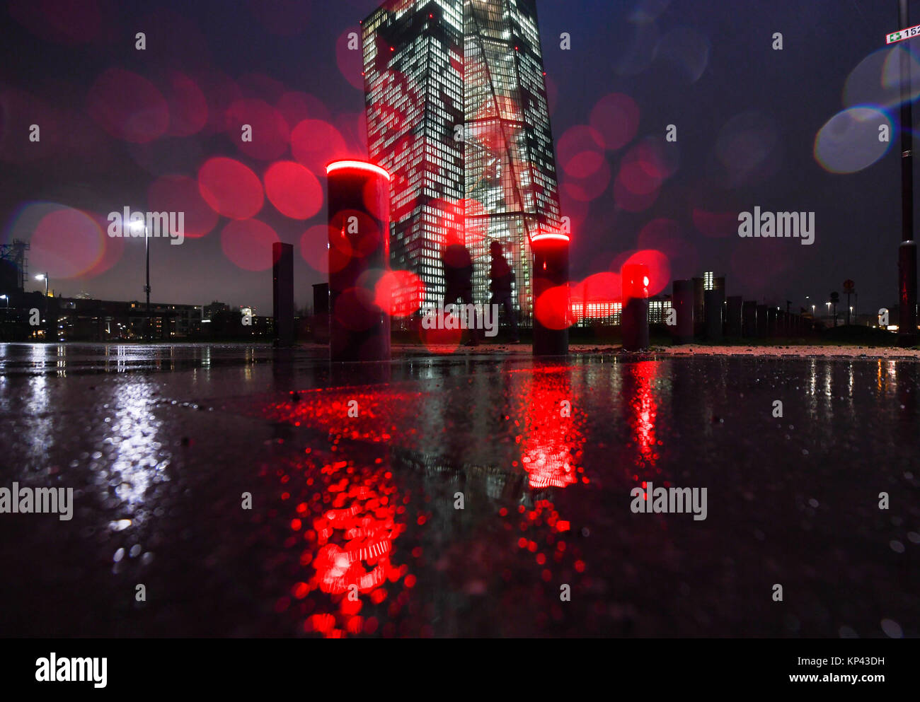 Round bollards hi-res stock photography and images - Alamy