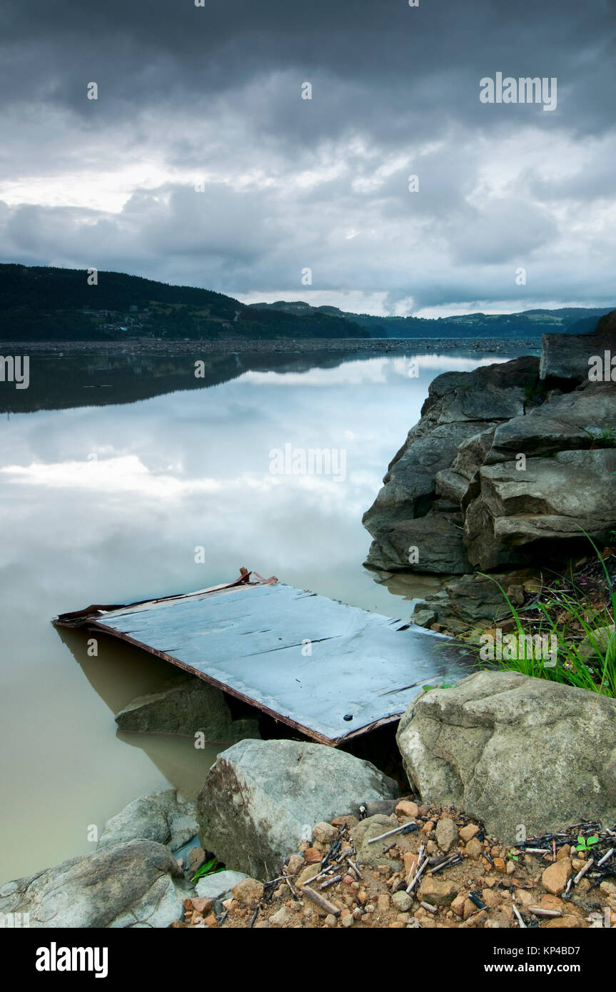 Shoreline of dirty lake Stock Photo - Alamy