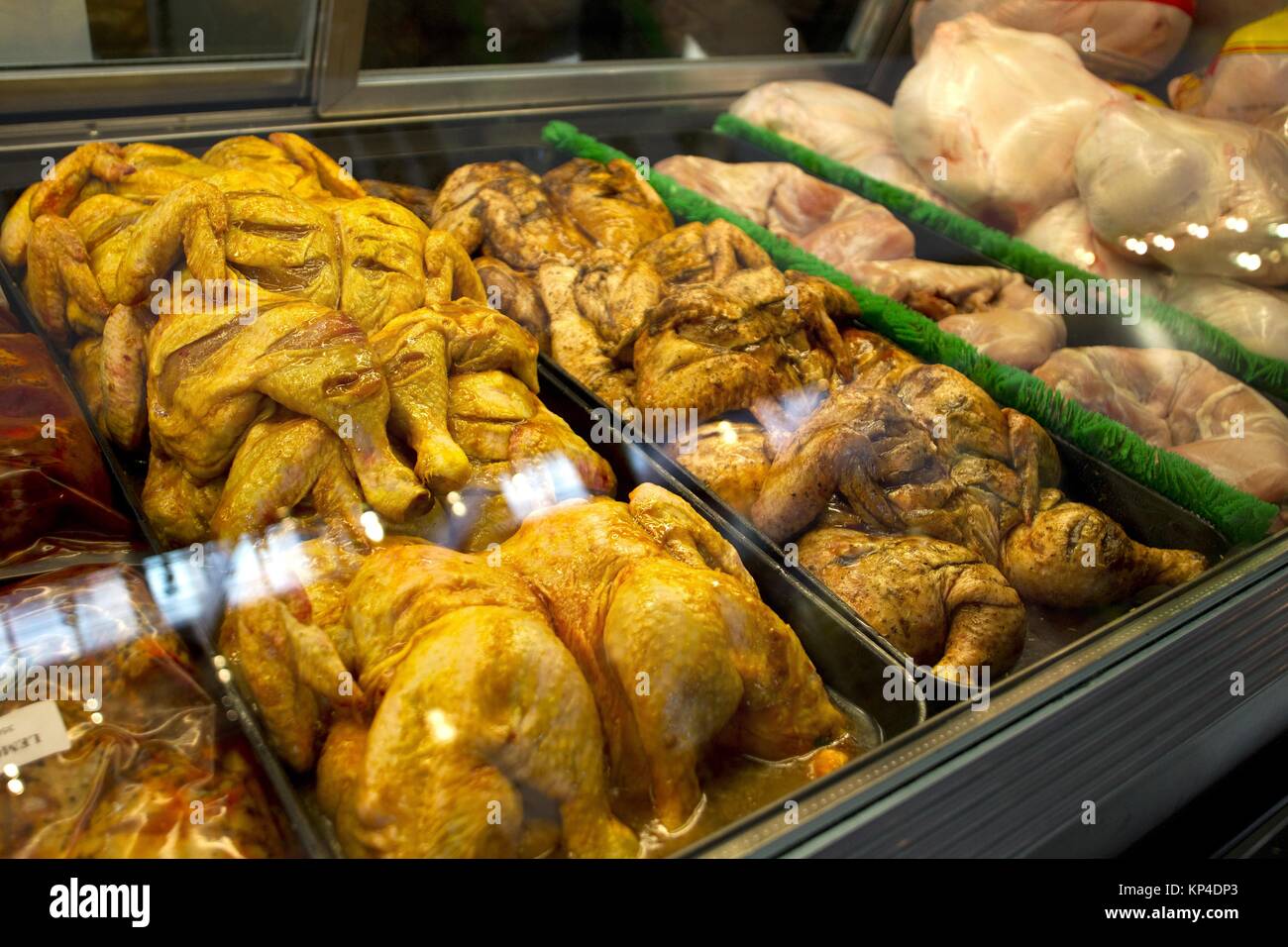chicken in display cabinet Stock Photo - Alamy