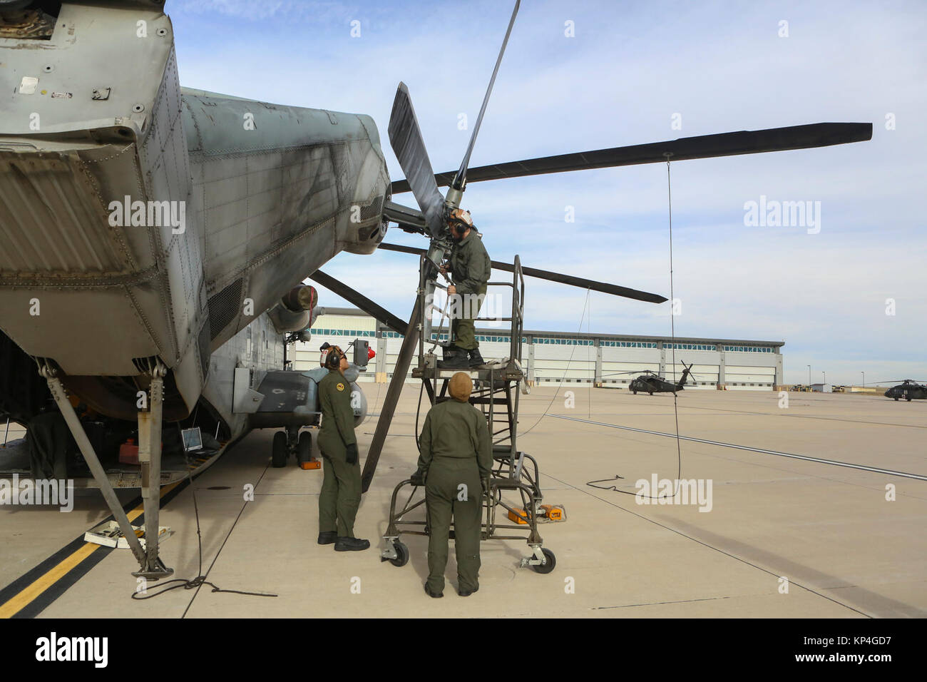 U.S. Marines with Marine Heavy Helicopter Squadron (HMH) 461 conduct ...