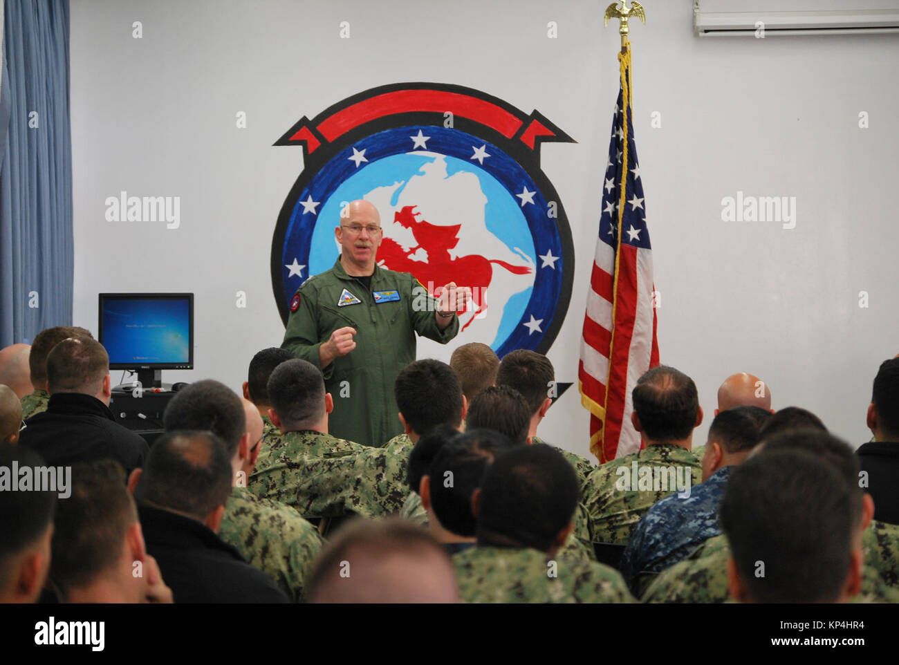 Military officer briefs troops Stock Photo - Alamy