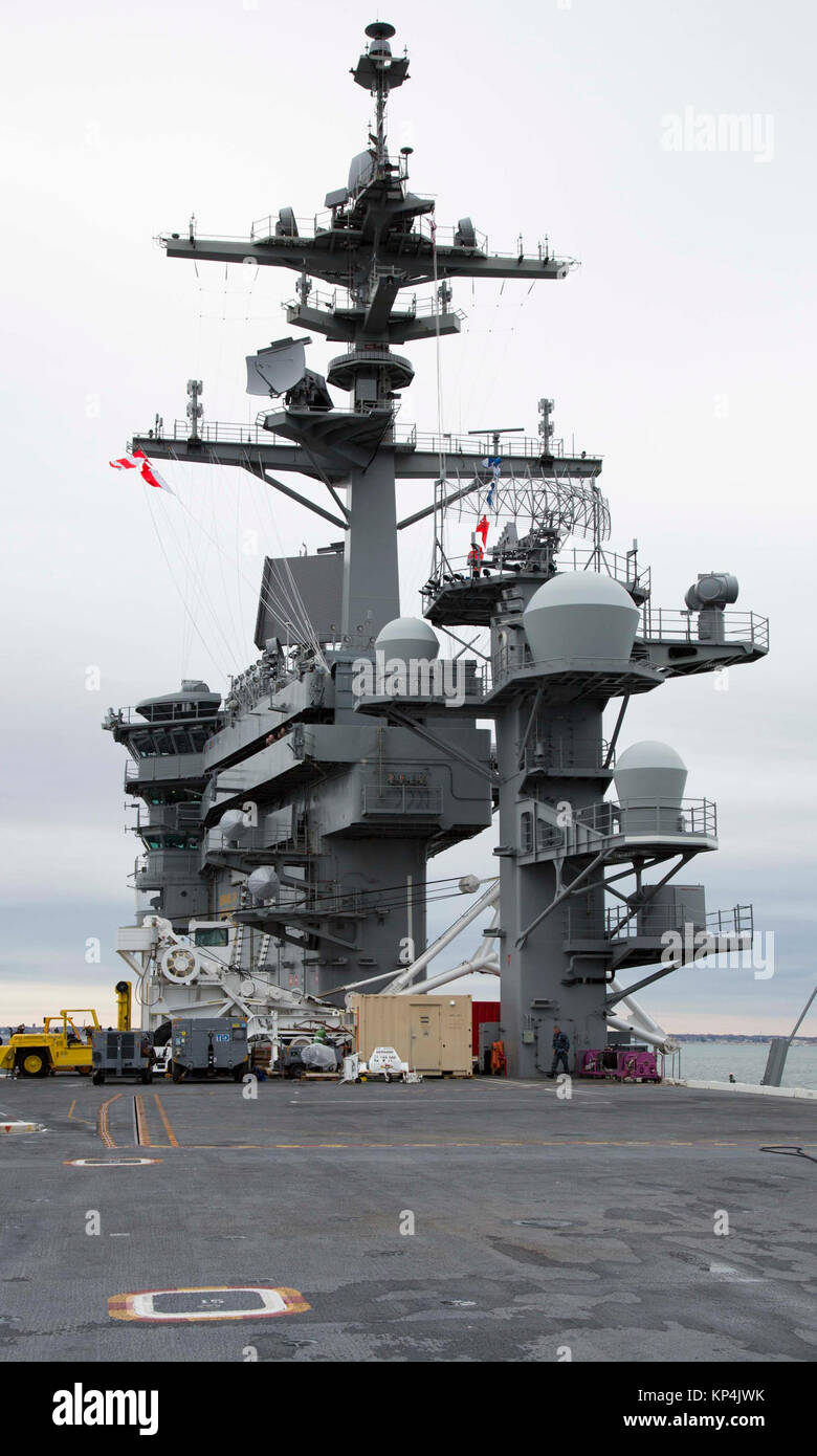 The Nimitz-class aircraft carrier USS Abraham Lincoln (CVN 72) shifts ...