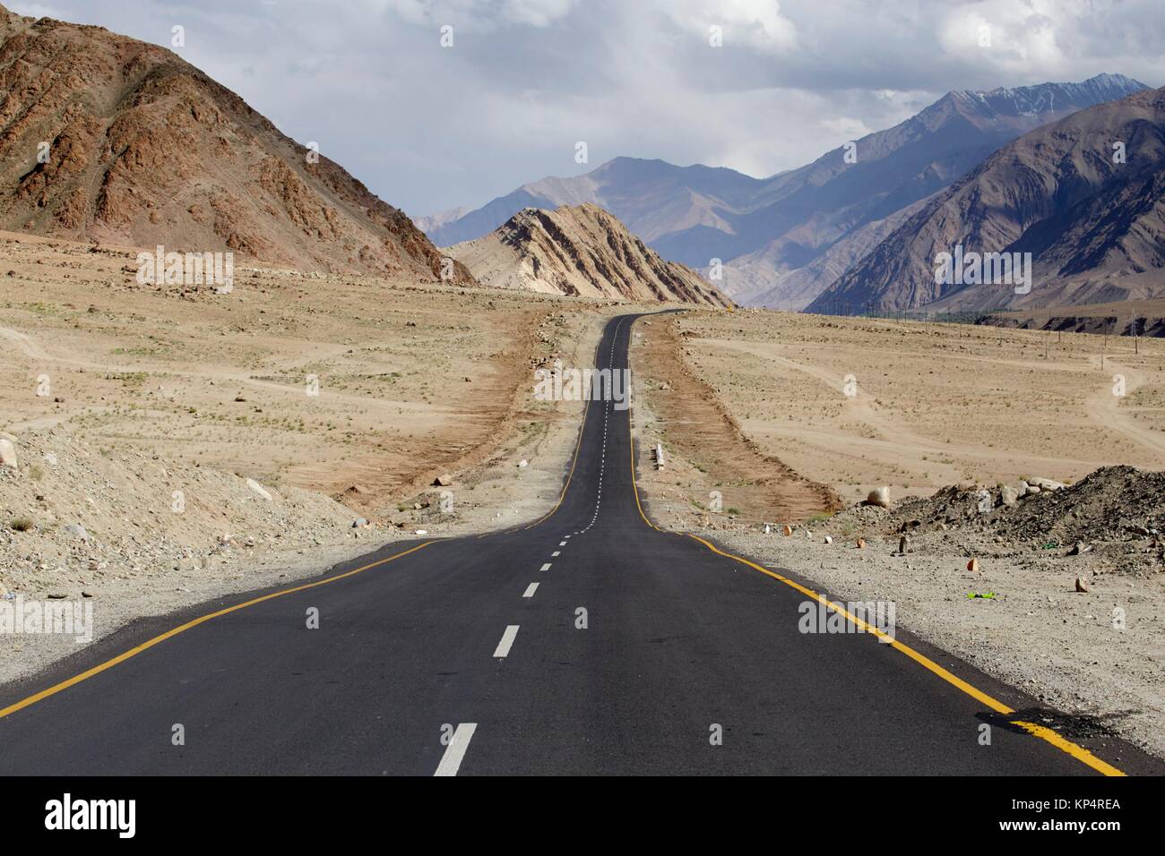 Manali leh highway hi-res stock photography and images - Alamy