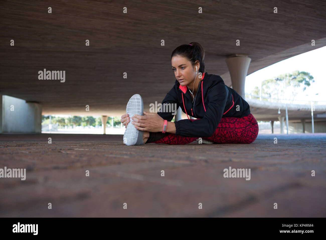 Young woman doing bridge hi-res stock photography and images - Alamy