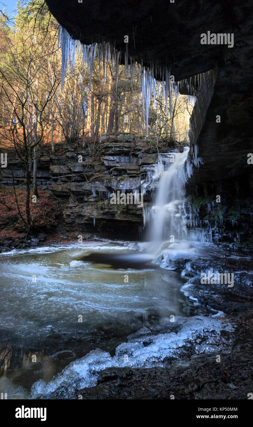 Frozen waterfall gibsons cave bowlees hi-res stock photography and ...