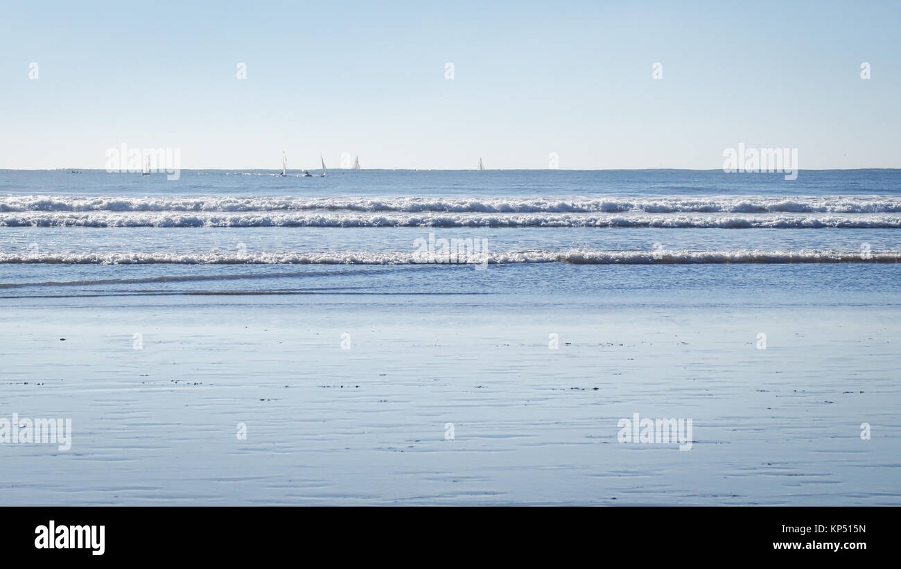 Atlantic ocean shore surf waves hi-res stock photography and images - Alamy