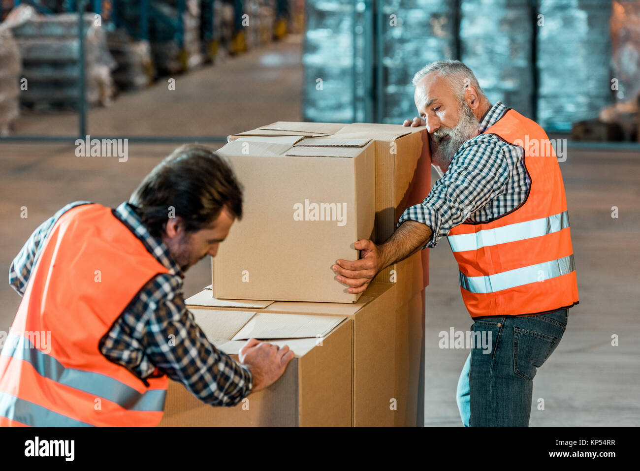 Warehouse workers moving boxes hi-res stock photography and images - Alamy