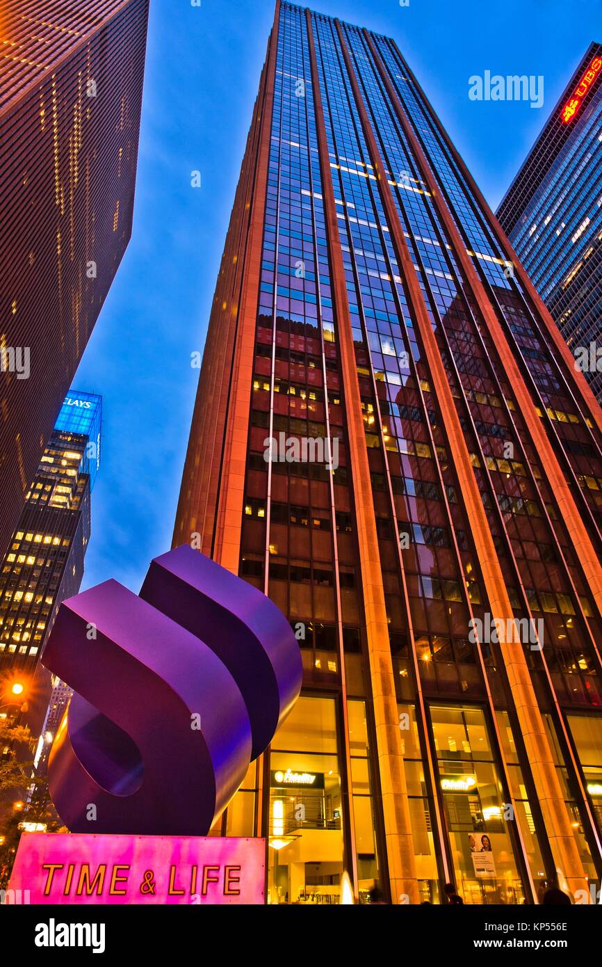 Cubed curve statue hi-res stock photography and images - Alamy