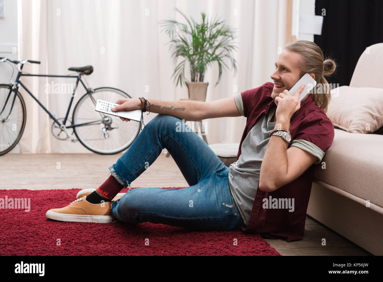 Man alone watching tv talking hi-res stock photography and images - Alamy