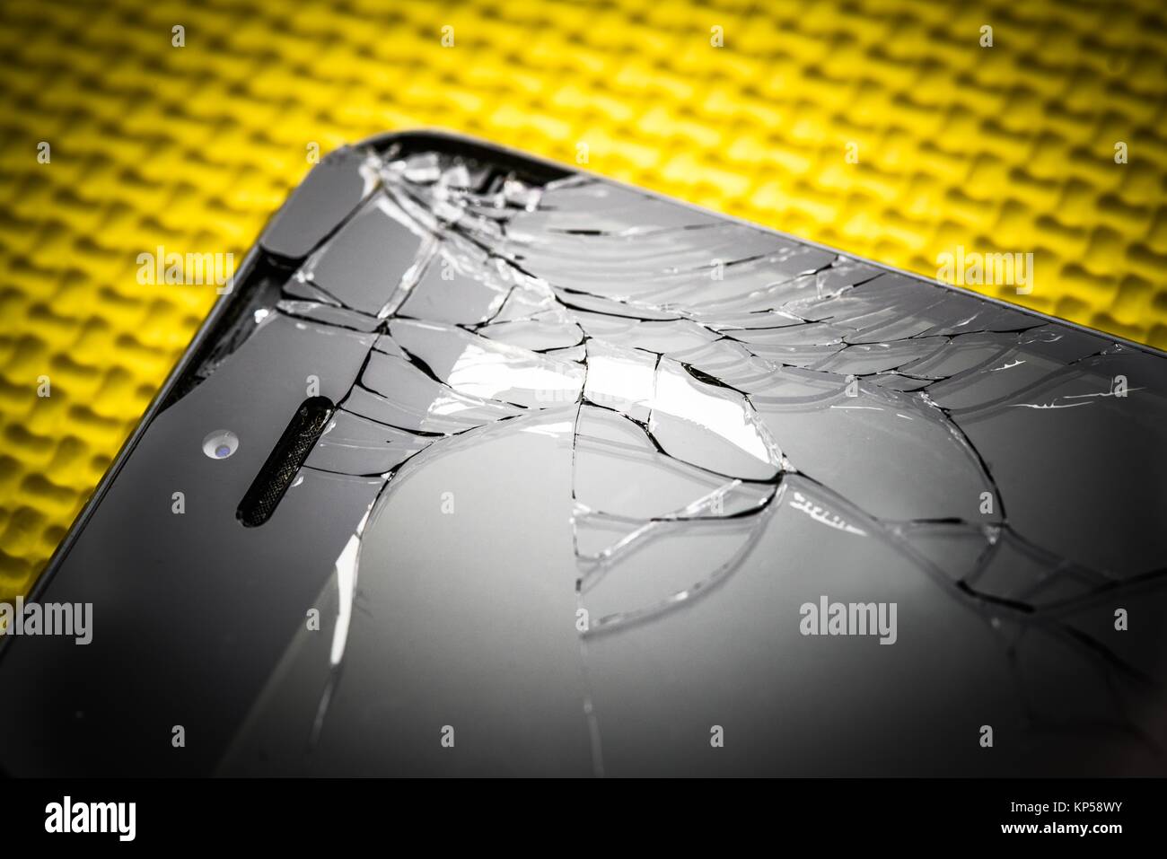 Broken mobile phone screen Stock Photo - Alamy