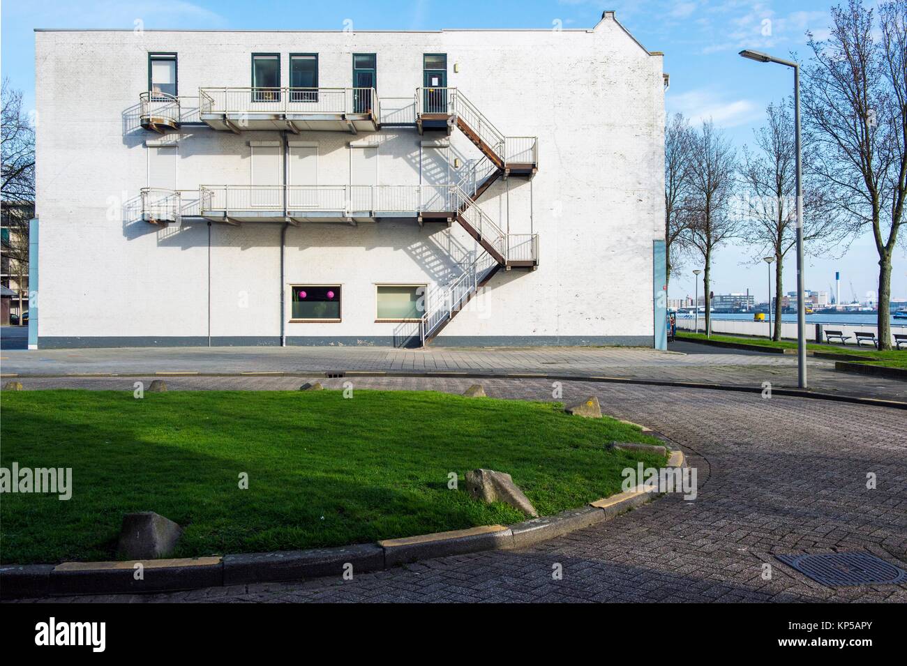Three floor building hi-res stock photography and images - Alamy