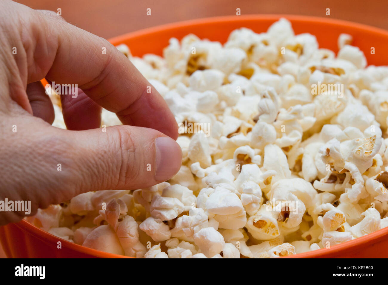 hand picking up popcorn from a bowl Stock Photo - Alamy