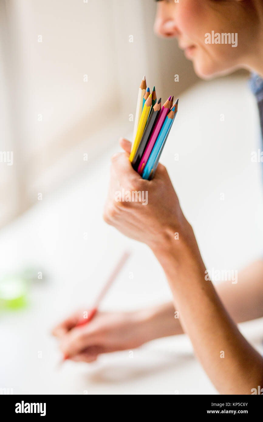 Woman drawing and pencils hi-res stock photography and images - Alamy