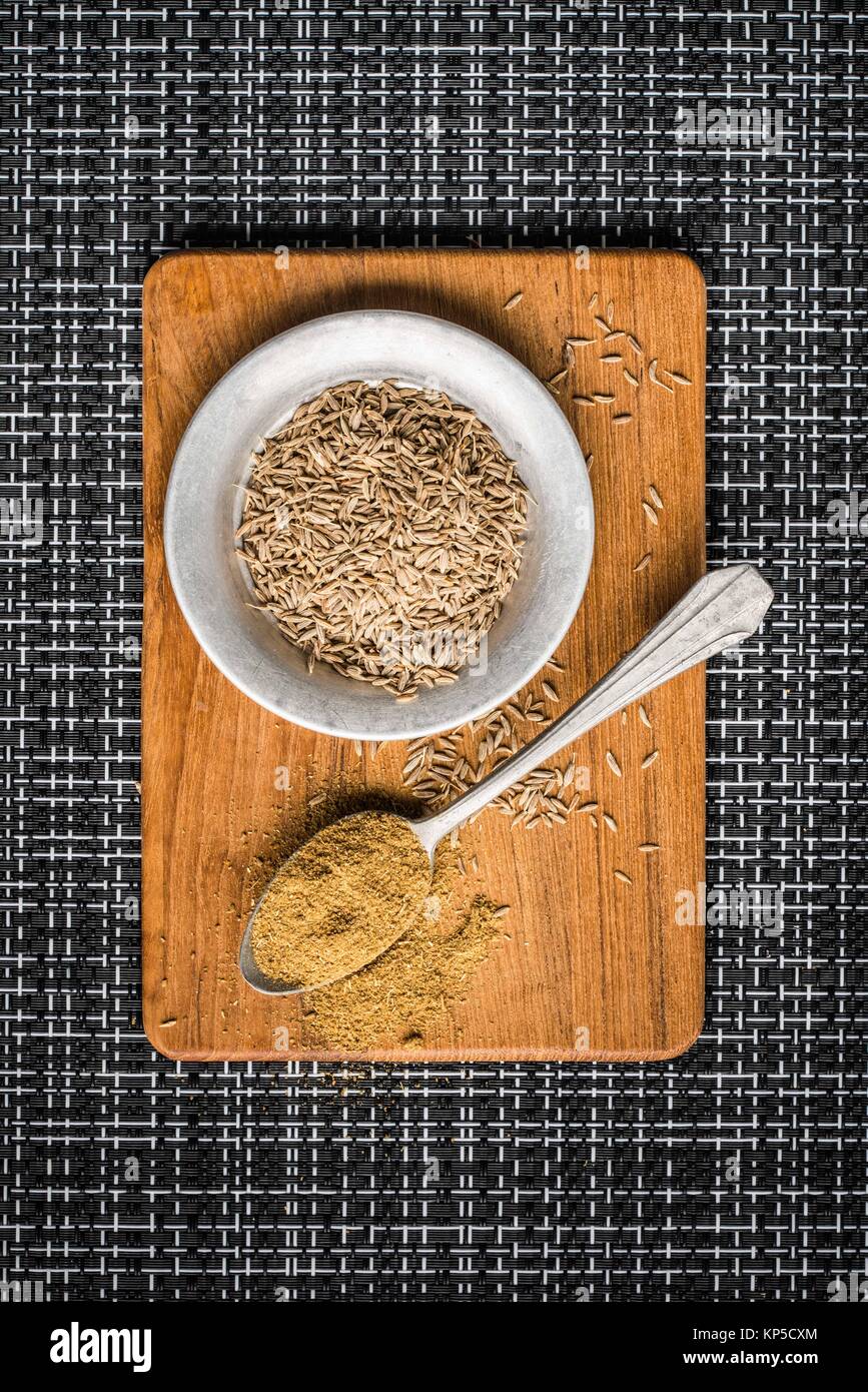 Cumin in seeds and powder (Cuminum cyminum Stock Photo - Alamy