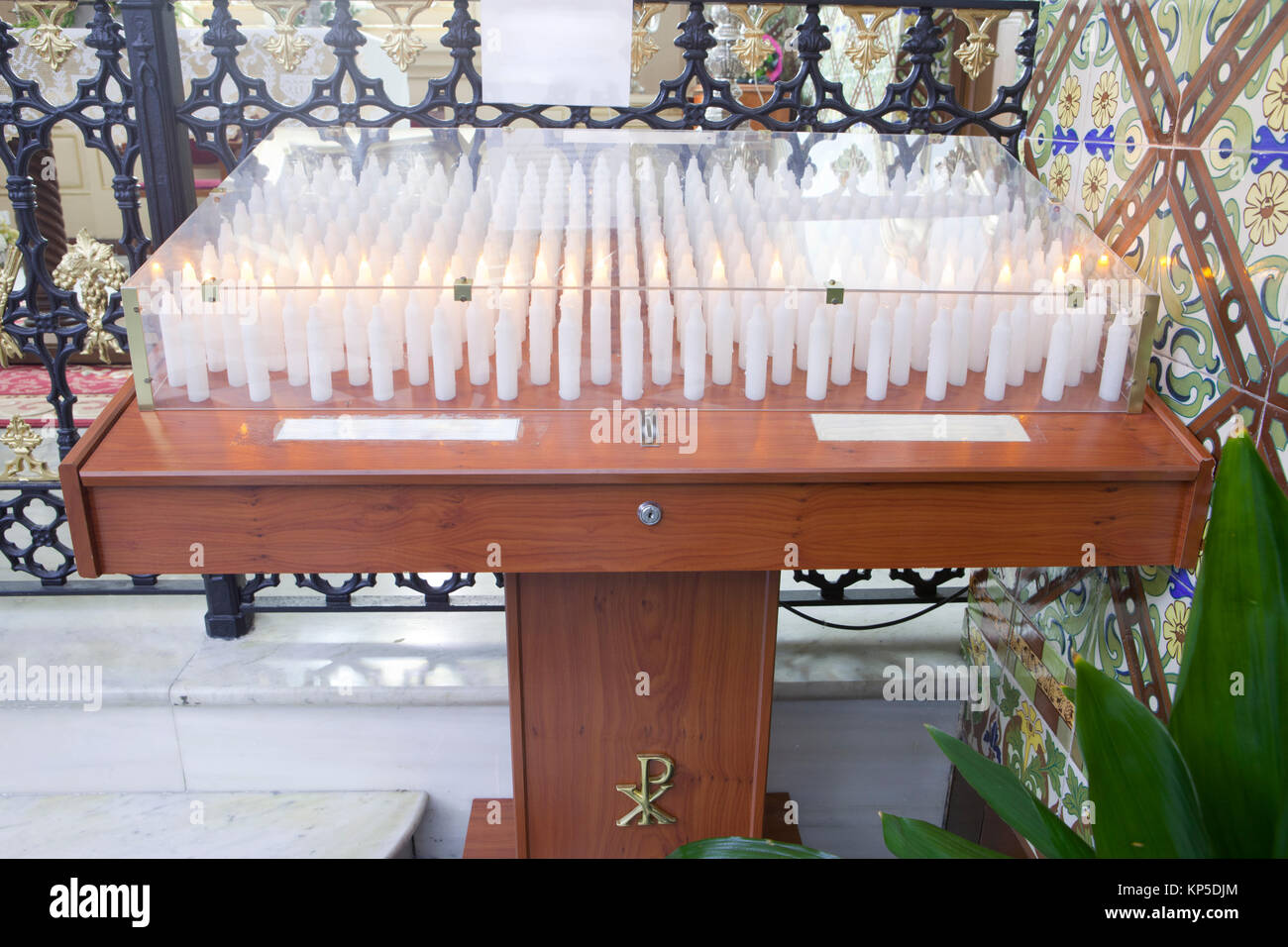 Flameless electric candles machine Stock Photo - Alamy