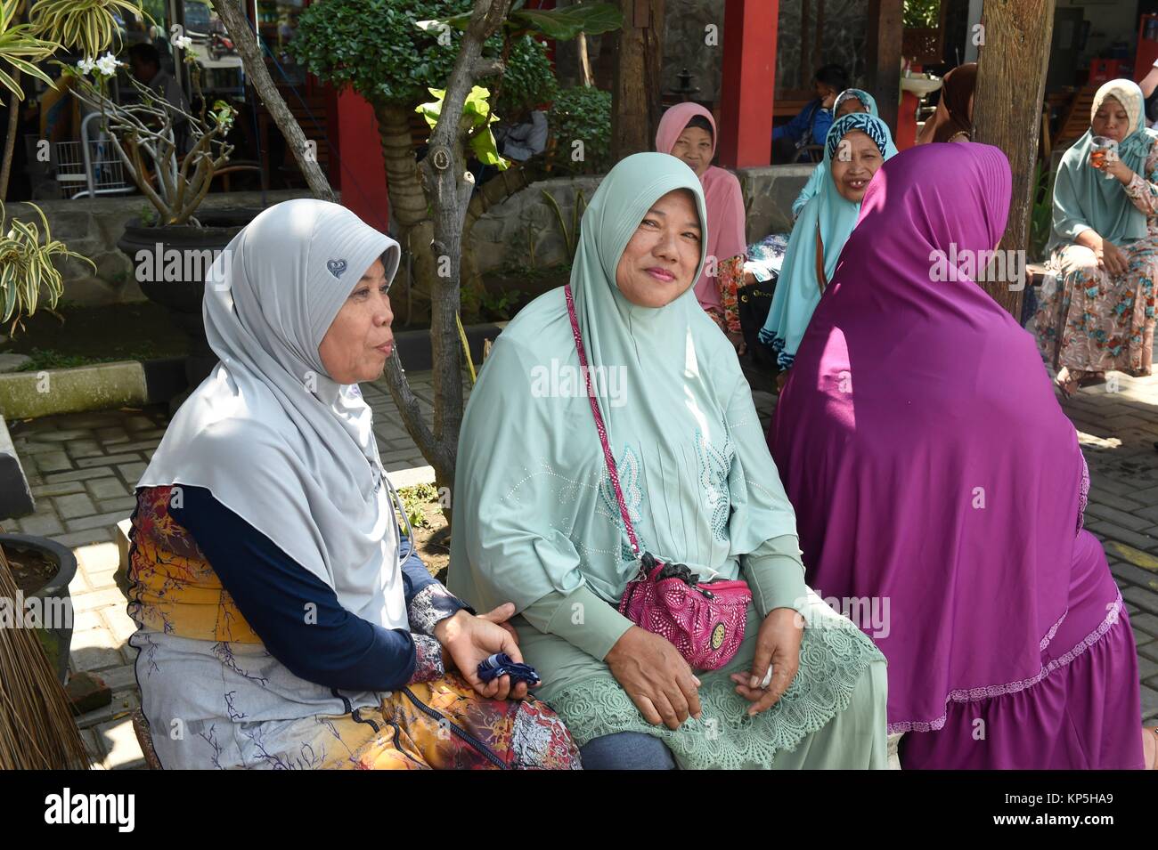 Indonesia muslim women hi-res stock photography and images - Alamy