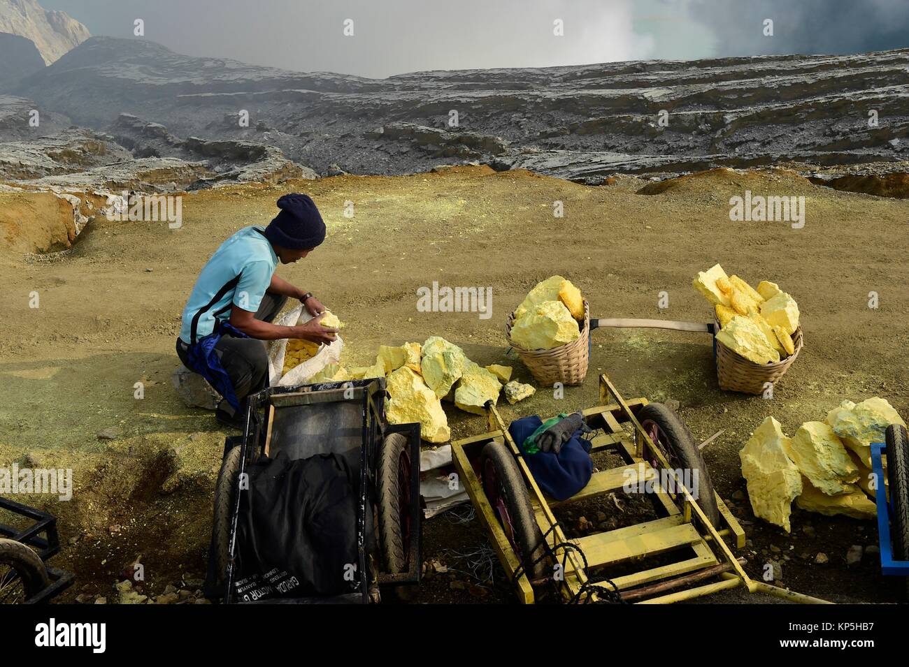Sulfur java hi-res stock photography and images - Alamy