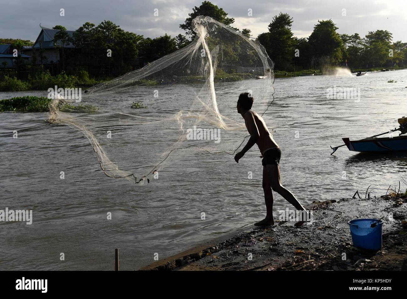 Man throwing fishing net into water hi-res stock photography and images ...