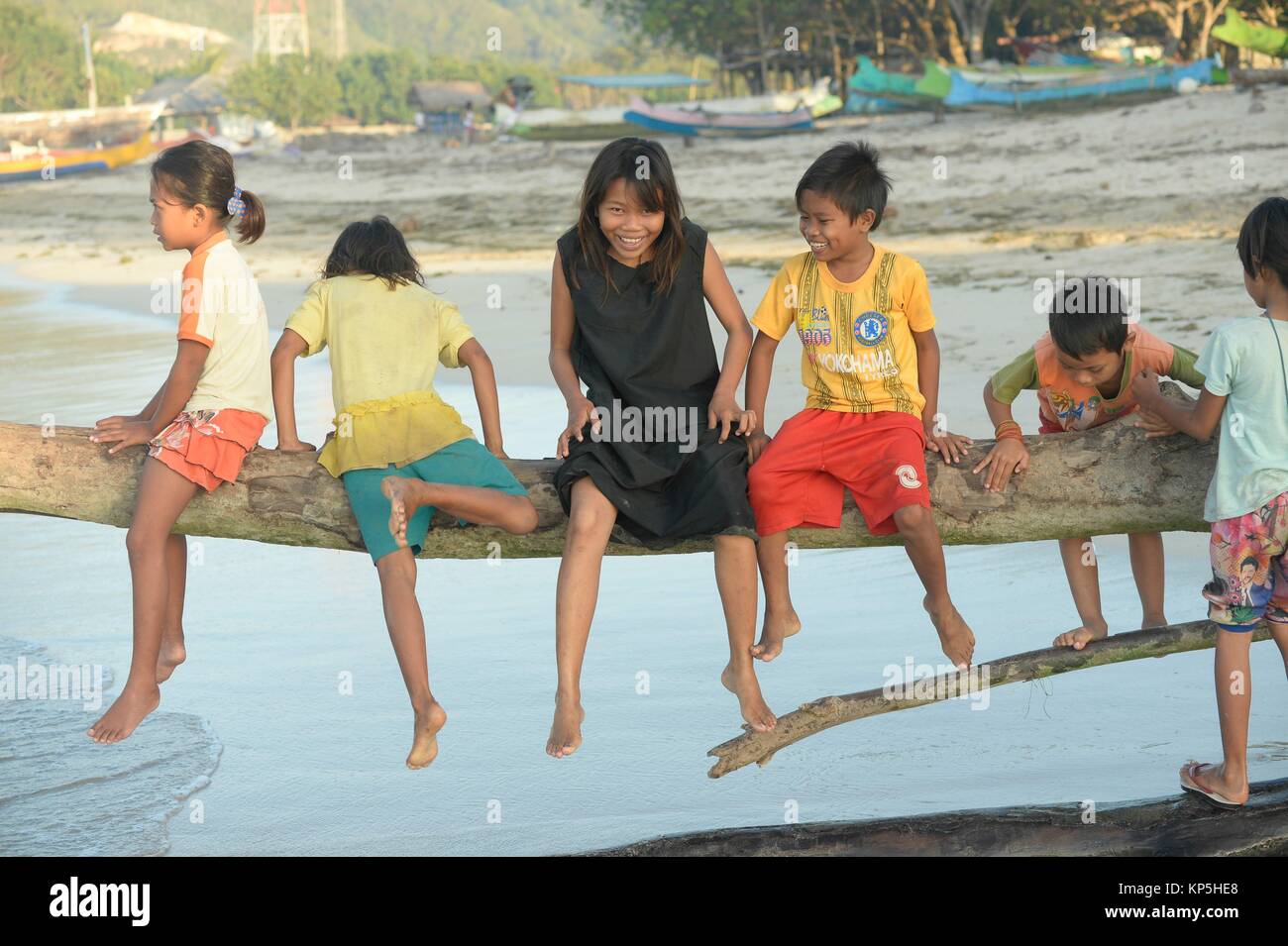 Child sitting outdoors asia hi-res stock photography and images - Alamy