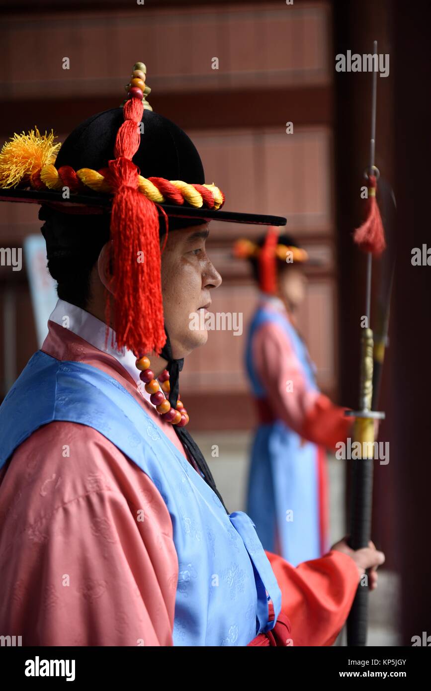 Ceremonial headgear hi-res stock photography and images - Alamy