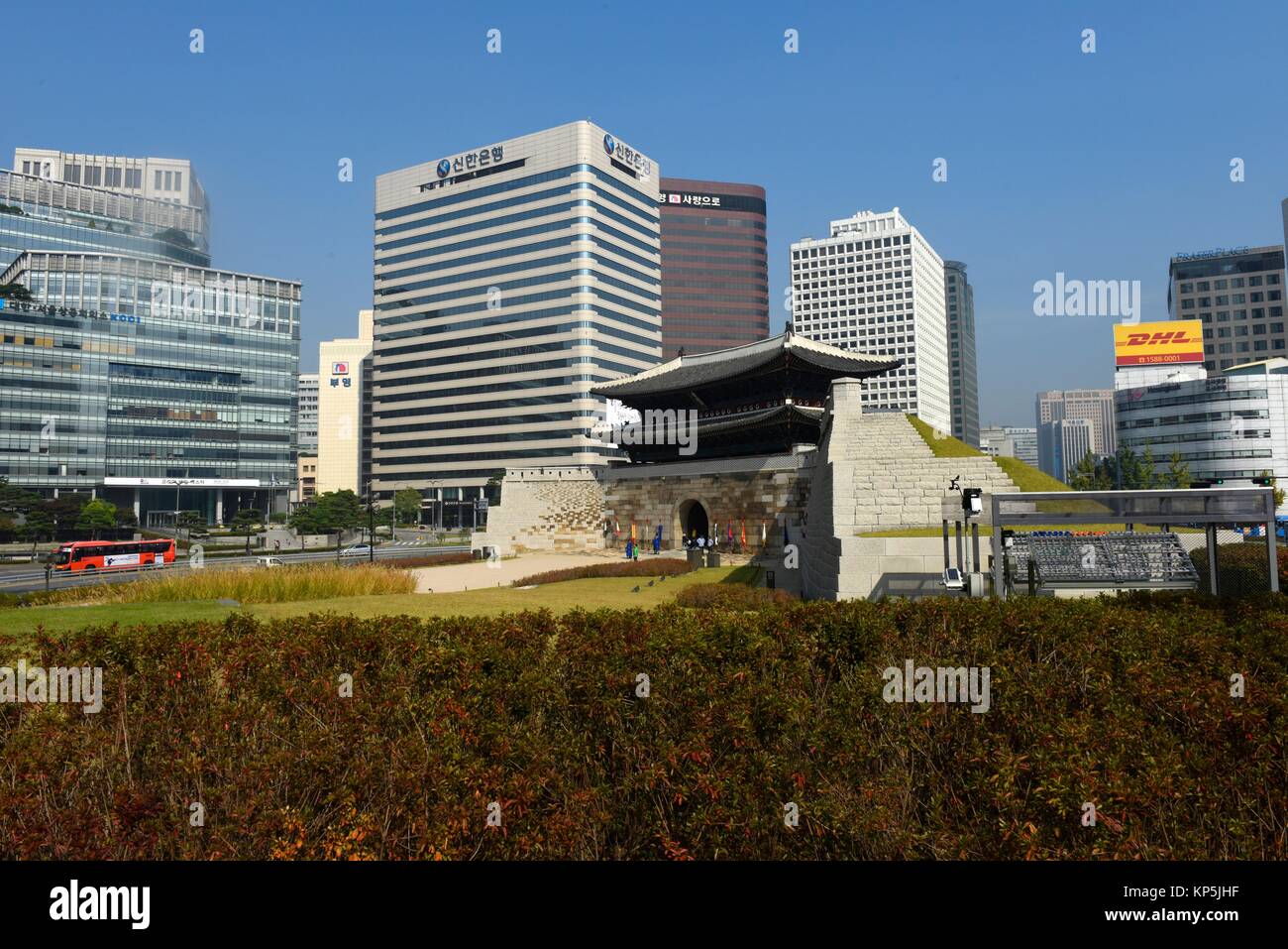 Korea seoul sungnyemun south gate hi-res stock photography and images ...