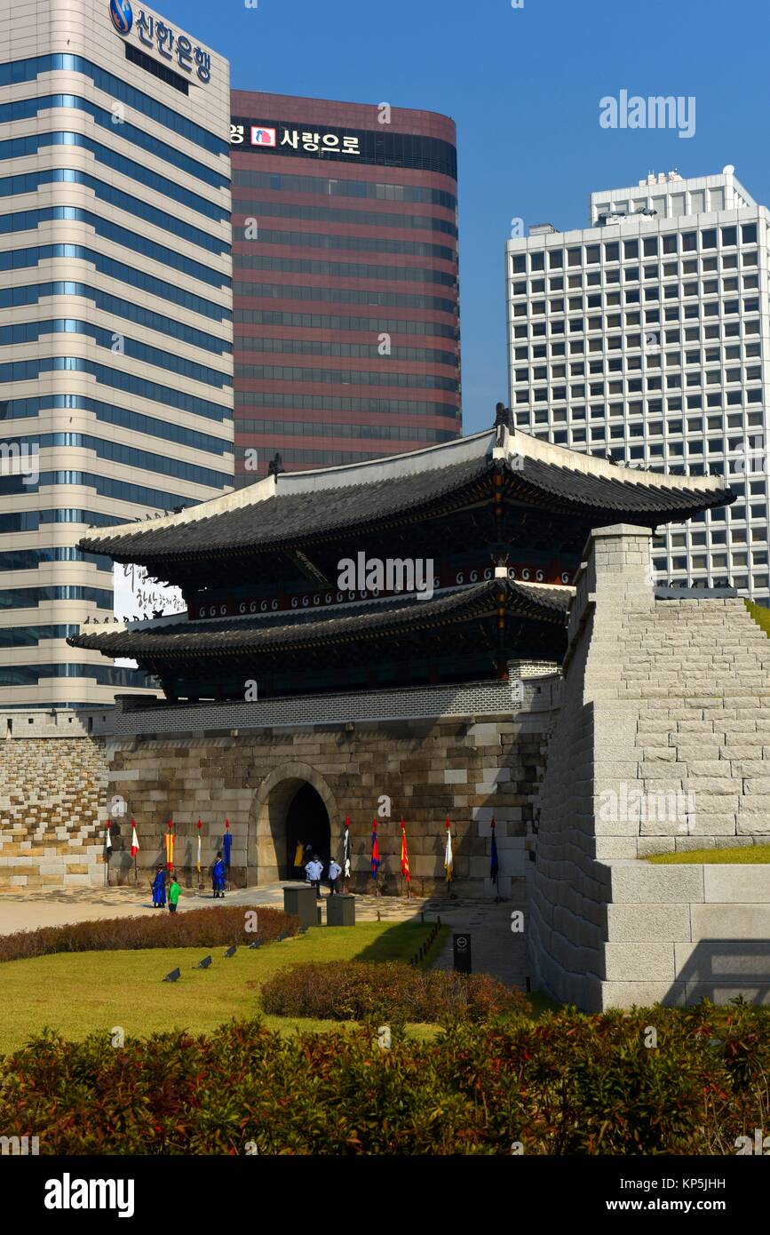 Korea seoul sungnyemun south gate hi-res stock photography and images ...