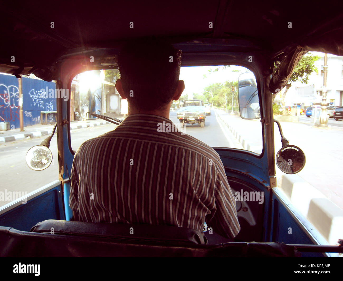 Tuk car icon city hi-res stock photography and images - Alamy