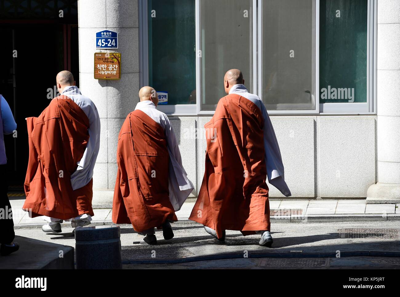 Seoul south korea buddhist monk hi-res stock photography and images - Alamy