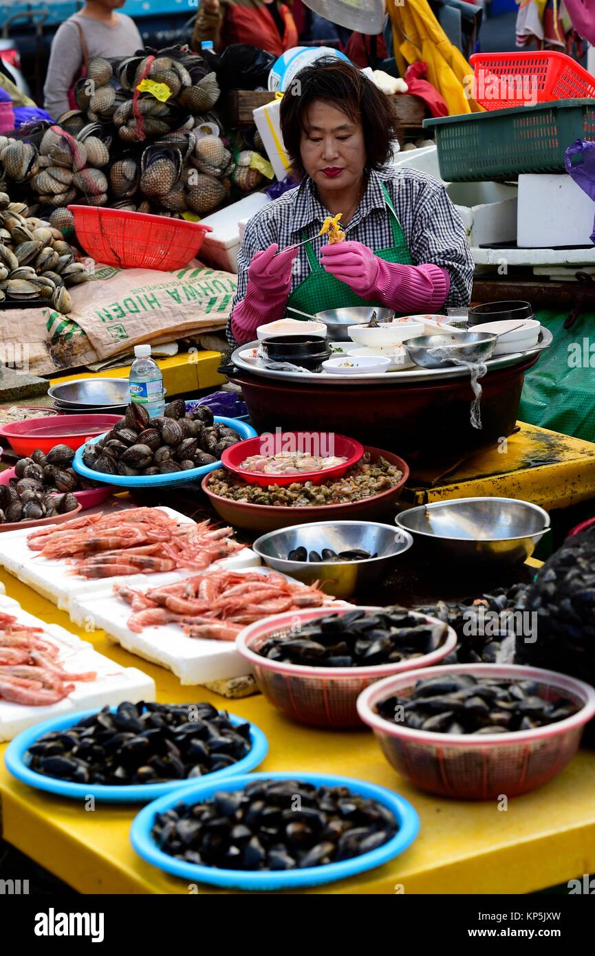 Asian fish market hi-res stock photography and images - Alamy