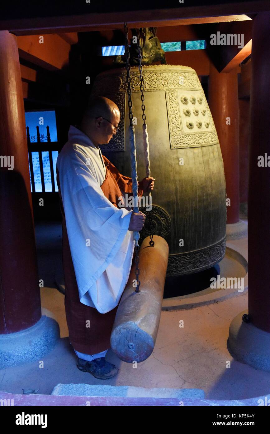 Bell man hi-res stock photography and images - Alamy