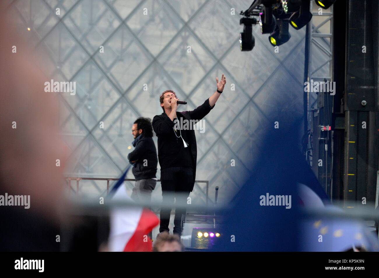Singer paris hi-res stock photography and images - Alamy